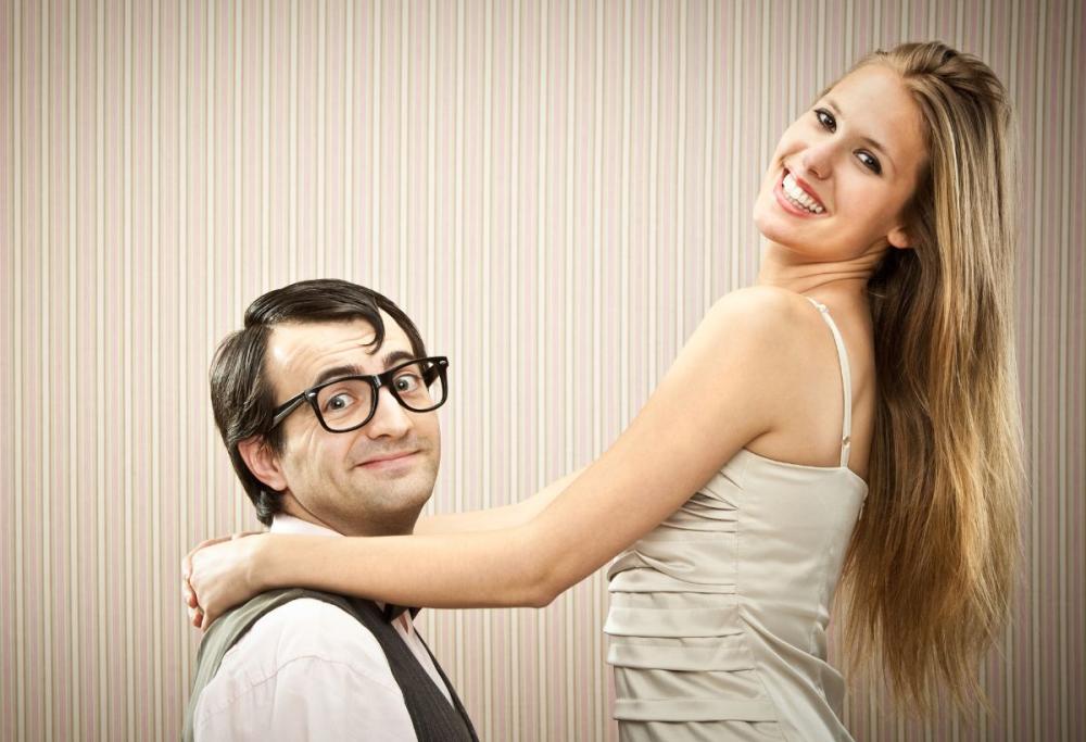 Lui è brutto, lei è bella: ecco perché lei sta con lui - Radio 105