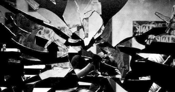 Da dove nasce la leggenda che dice che lo specchio rotto porti sfortuna ...