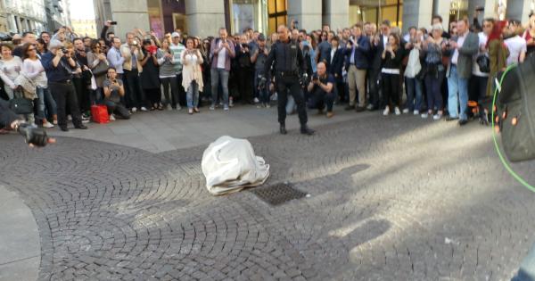 Cosa Ci Faceva Una Ragazza Nuda E Tatuata Per Strada In Pieno Centro A Milano Ieri Foto 1 Di 