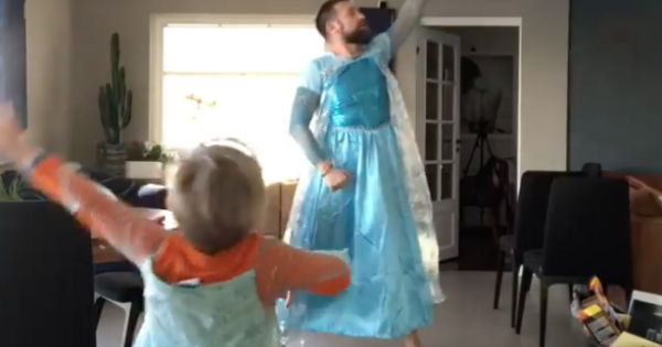 Frozen, papà e figlio si esibiscono vestiti da Elsa: il video virale ...