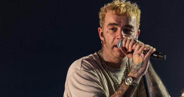 Salmo fa salire un fan sul palco per rasargli i capelli - Radio 105