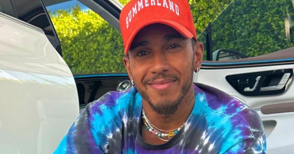 Lewis Hamilton sarà un pilota Ferrari dal 2025: l’annuncio - Radio 105