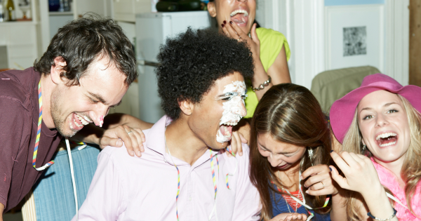 Cosa ci spinge a fare scherzi agli altri? La spiegazione - Radio 105