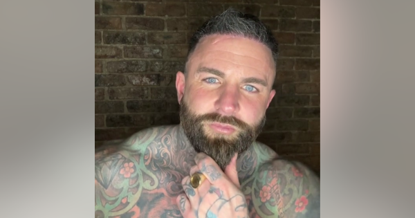 Bacio al figlio sulla bocca: un padre lo motiva su TikTok - Radio 105