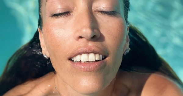 Nina Zilli nuda in piscina: le foto instagram - Radio 105