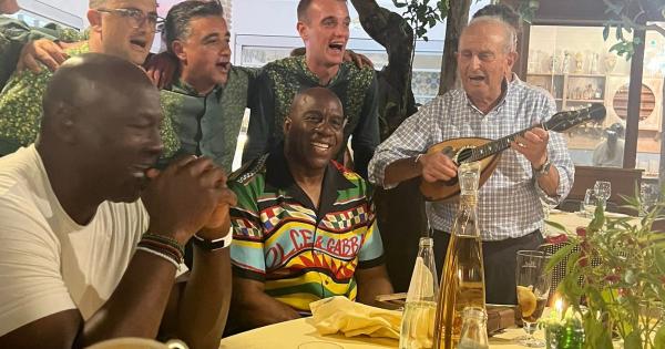 A Capri Magic Johnson e Michael Jordan cantano Modugno - Radio 105