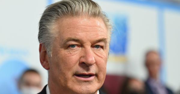 La sceneggiatrice di Rust accusa Alec Baldwin: giocava alla roulette ...