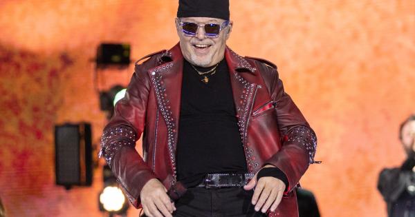 Vasco canta “Rewind” e le ragazze si tolgono i reggiseni - Radio 105