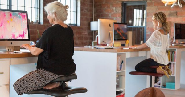 Ecco la sedia per stare seduti a gambe incrociate alla scrivania - Radio 105