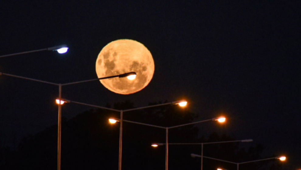 Le spettacolari immagini della Superluna di ieri sera - Foto 1 di 4 ...